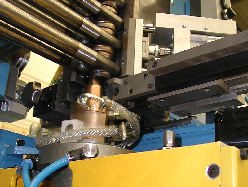 Hub tap welding machine - ATEC | Sondermaschinen- und Anlagenbau GmbH